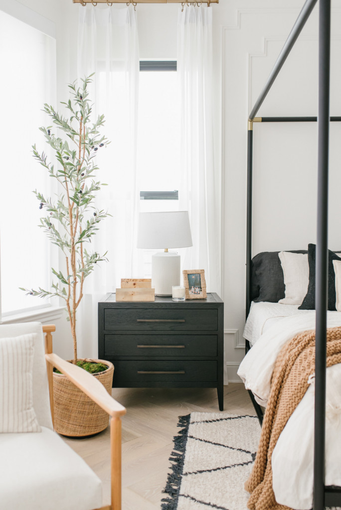 HOW TO MAKE A MODERN BEDOOM FEEL LIGHT AND COZY - Annie Mescall