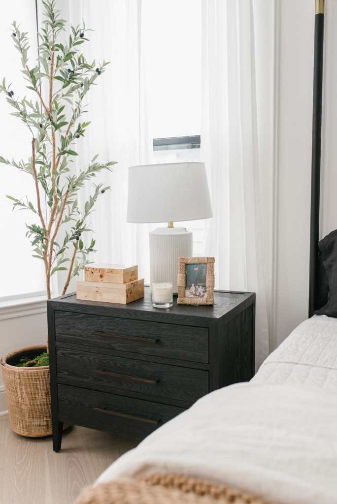 HOW TO MAKE A MODERN BEDOOM FEEL LIGHT AND COZY - Annie Mescall